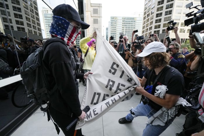 Pro-Palestinian protesters clash with police near Chicago's Israeli ...