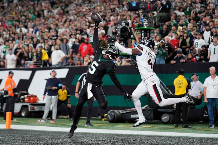 Jets' Garrett Wilson makes a jaw-dropping, 1-handed TD catch vs. Texans