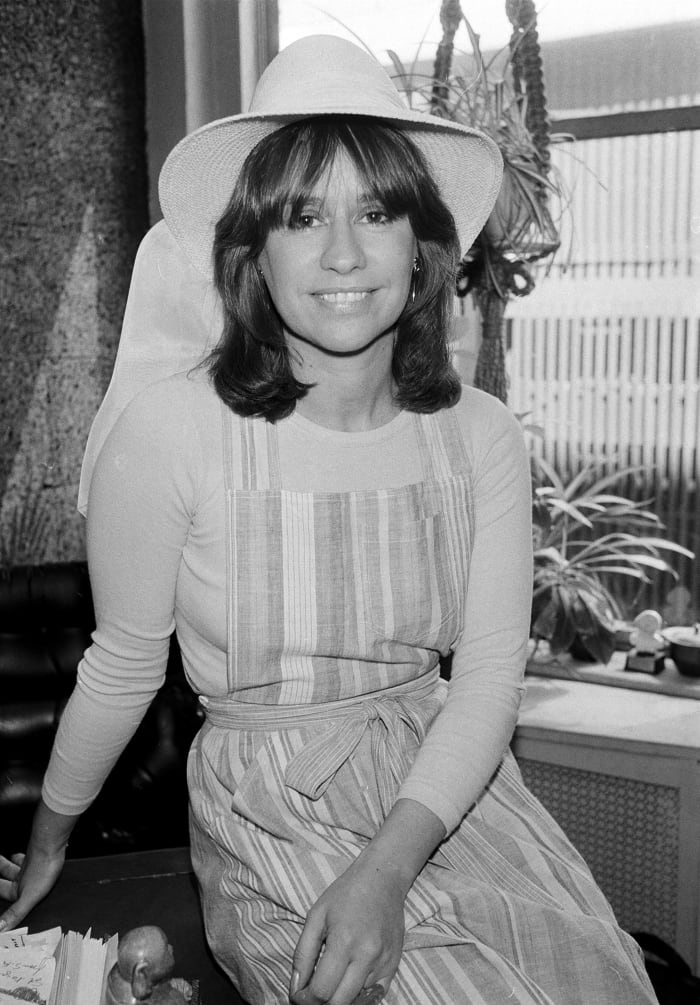 Astrud Gilberto, singer of 'The Girl from Ipanema,' dead at 83