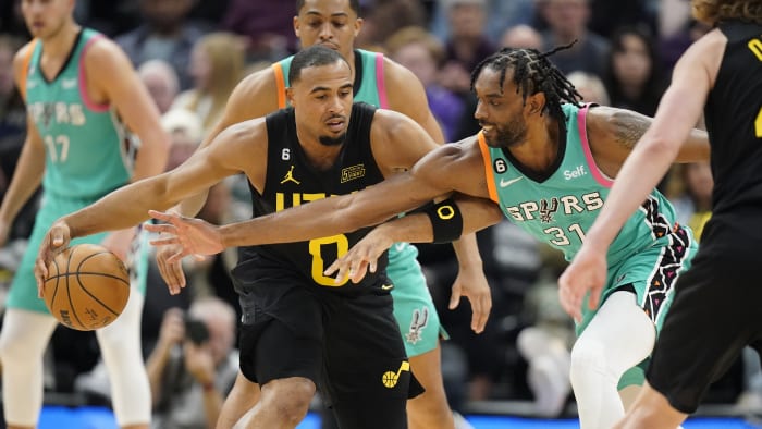 Jazz rally late, send reeling Spurs to 16th straight loss