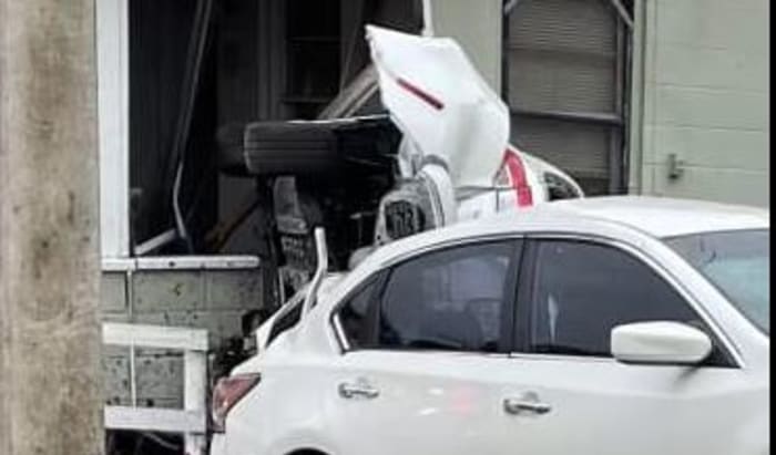 Vehicle strikes mailboxes, car, 2 homes in Ocala