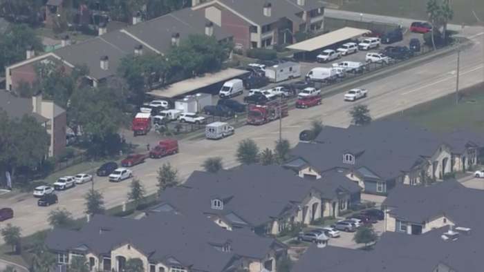 Woman found dead inside Seabrook apartment complex with 2 kids unharmed