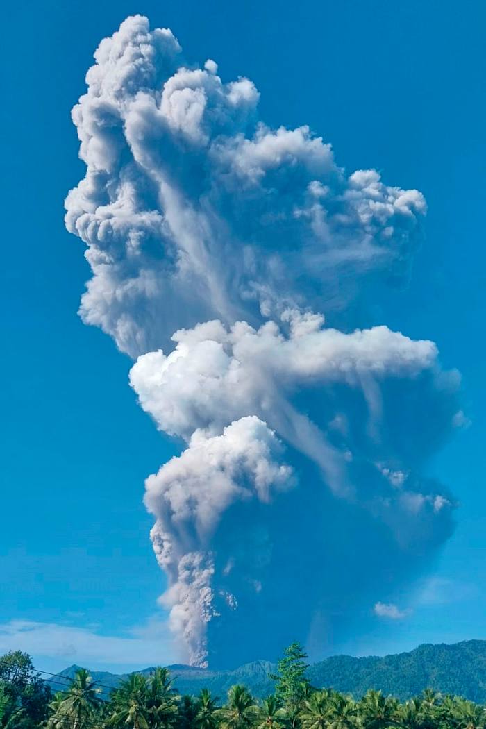 Indonesian rescuers find 1 body after volcano eruption as search ...