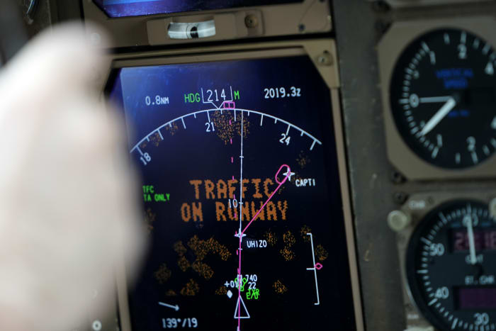 Could a cockpit warning system prevent close calls between planes at US ...