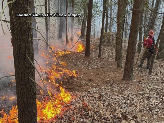 Wildfire burning on Blue Ridge Parkway near Peaks of Otter fully ...