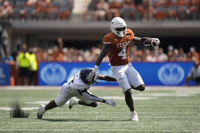 Texas running back CJ Baxter lost for season with training camp knee ...
