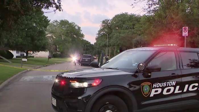 Houston officer shoots suspect accused of pointing gun at man and child