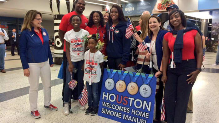 Simone Manuel receives hero's welcome in Houston