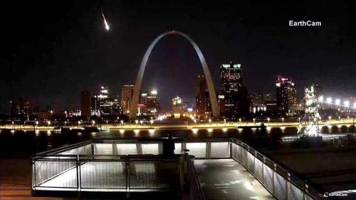 Apparent meteor shower flashes through the St. Louis sky