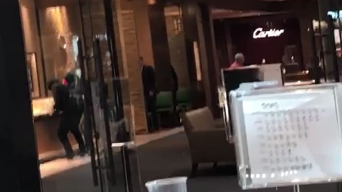 Video shows smash-and-grab robbery at Florida Mall jewelry store