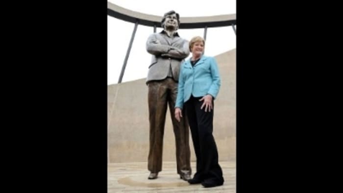 UT honors Pat Summitt with statue