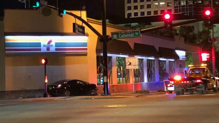 Car sideswipes front of 7-Eleven, causing traffic mess in downtown Orlando