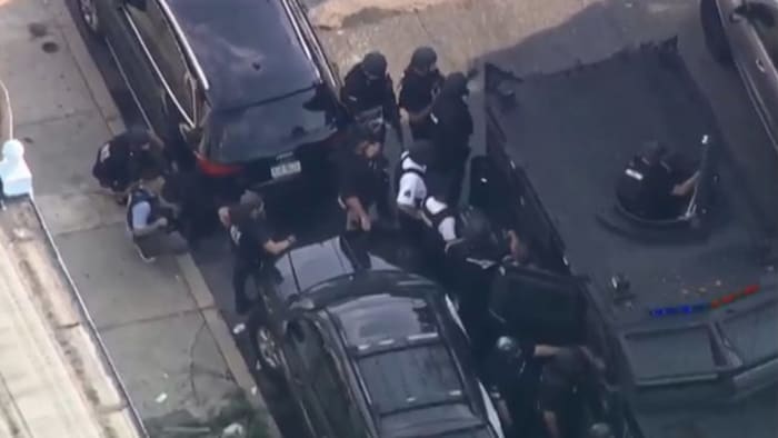 Gunman wounds 6 Philadelphia police officers during firefight, standoff