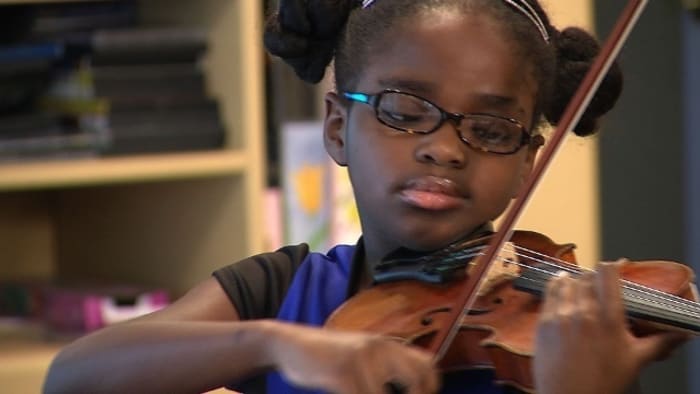 7-year-old violin prodigy uses music to bring people together