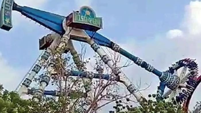 2 dead after pendulum ride breaks at amusement park