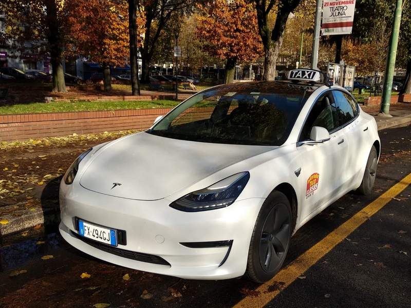 Taxi Tesla: a Milano ce n'è uno che sfreccia in città