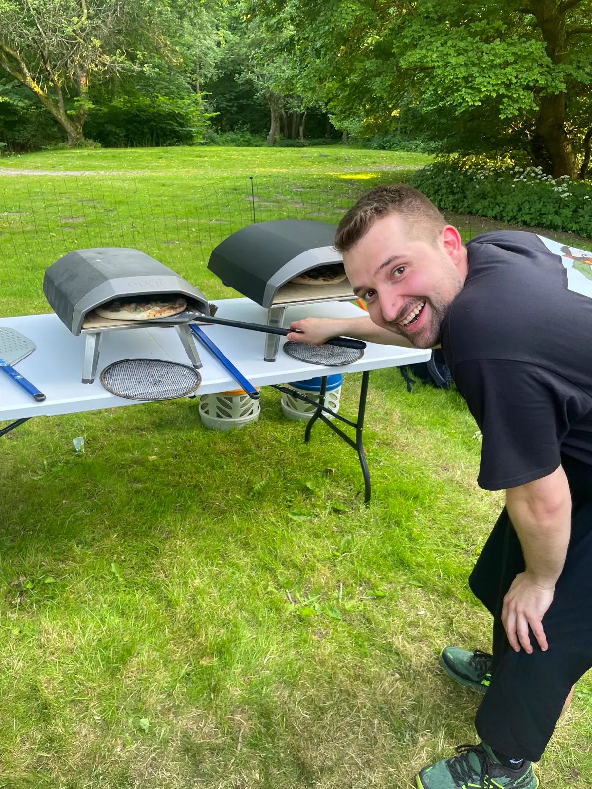 italiensk sommerbuffet med grill og pizza