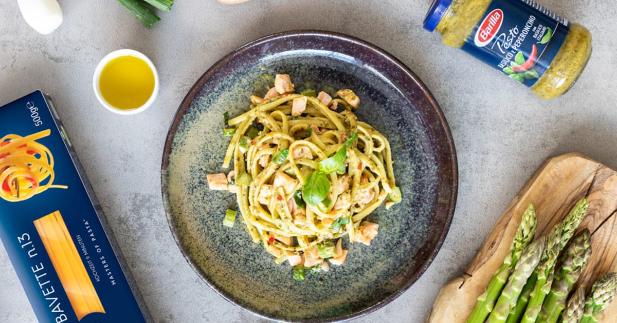 Pasta Bavette med Barilla Pesto Peperoncino, sparris & lax | Hemköp