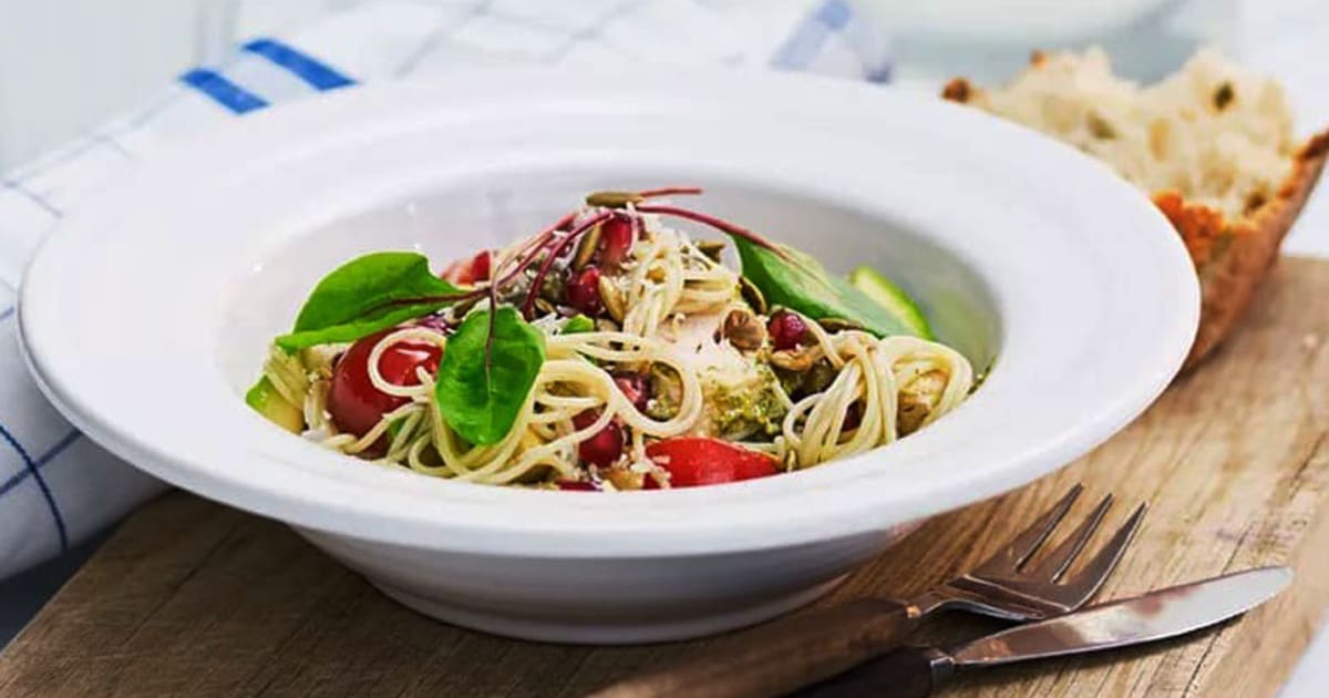 Pasta Capellini med krämig pestokyckling, avokado och rostade ...