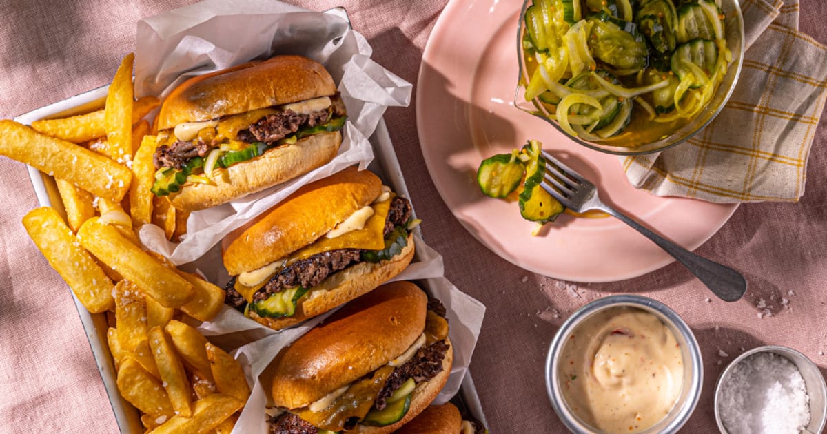 Smashed cheeseburger med B&B pickles och pommes | Hemköp
