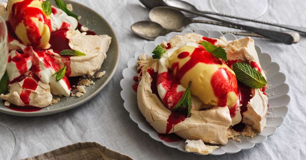 Smashed pavlova med mangosorbet och hallon | Hemköp