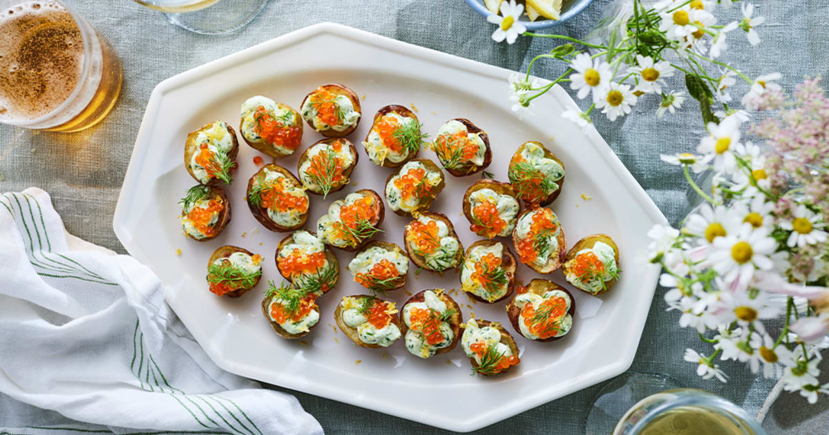 Snittar på rostad potatis, örtig färskostkräm och forellrom | Hemköp