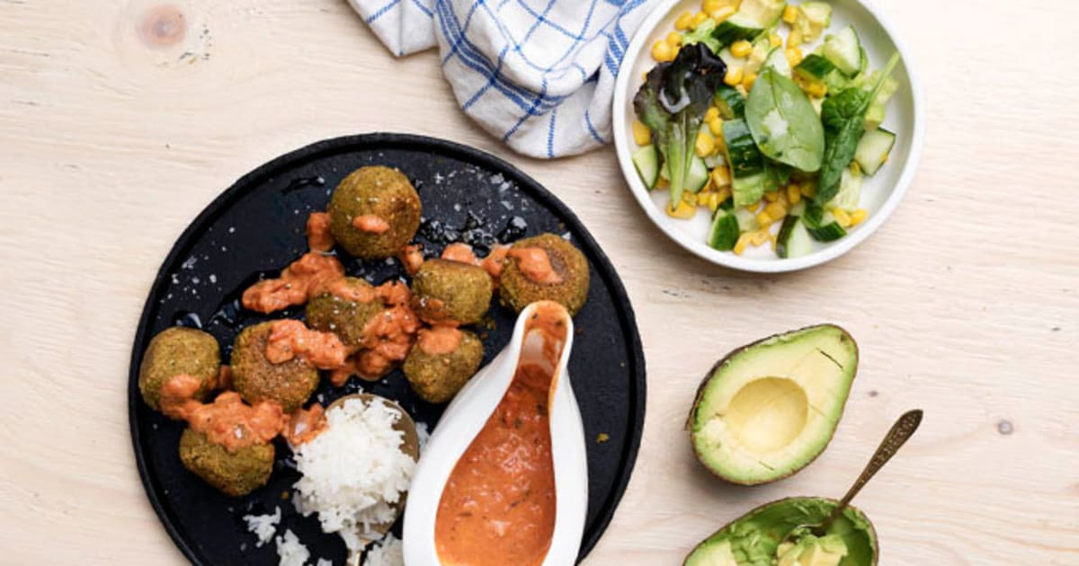 Kikärtsbollar med tomatsås, sallad och ris | Hemköp