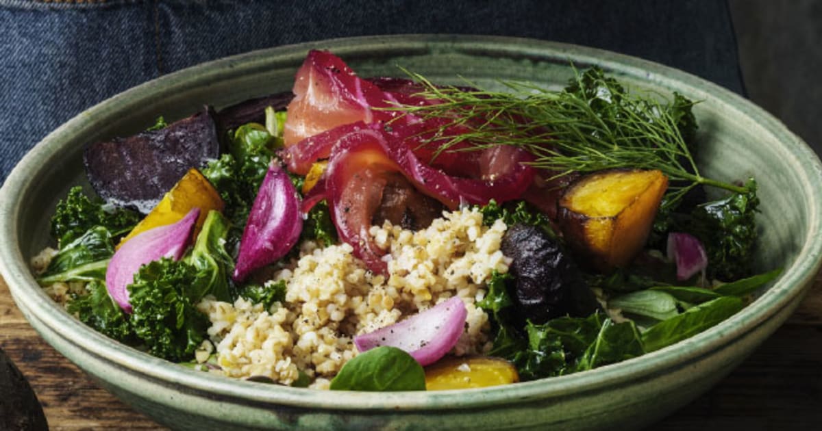 Vintersallad med gravad lax, rostade betor & dillmajonnäs | Hemköp