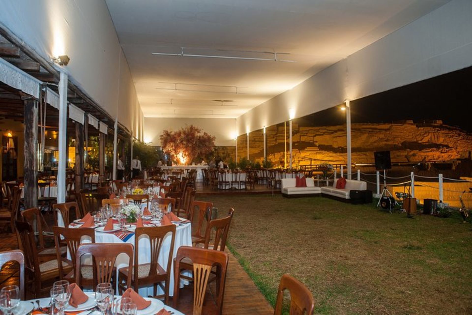 Dinner at the Huaca Pucllana Restaurant-LimaTours
