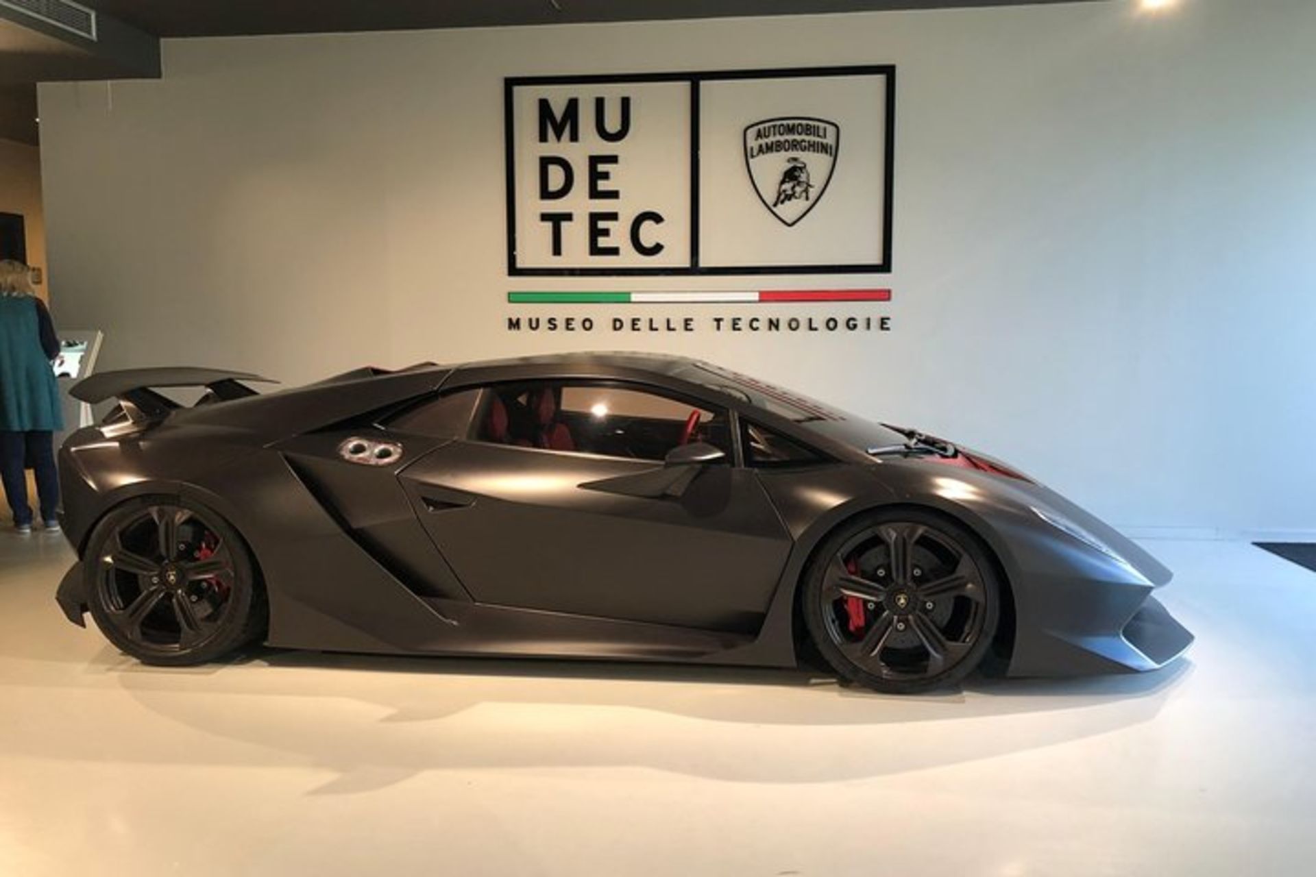 Lamborghini Driving Experience: test drive and factory tour-My Motorland