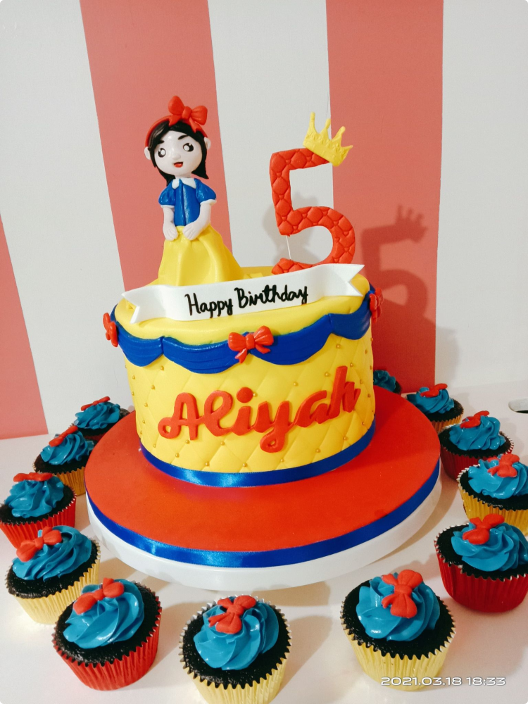 Snow White Custom Cake for Aliya | Handmade Fondant Cake by Charm's Cakes