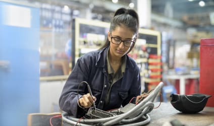 A Guide to Skilled Trades Apprenticeships and Internships | BestColleges