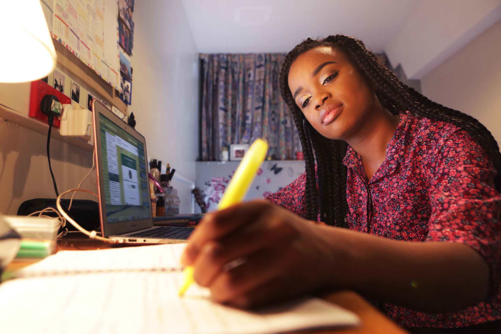 Best AI Writing Tools to Help You Write Papers in College