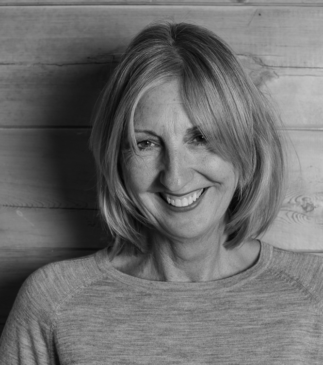 KING HONORS SONY U.K.'S JACKIE HYDE WITH MBE
