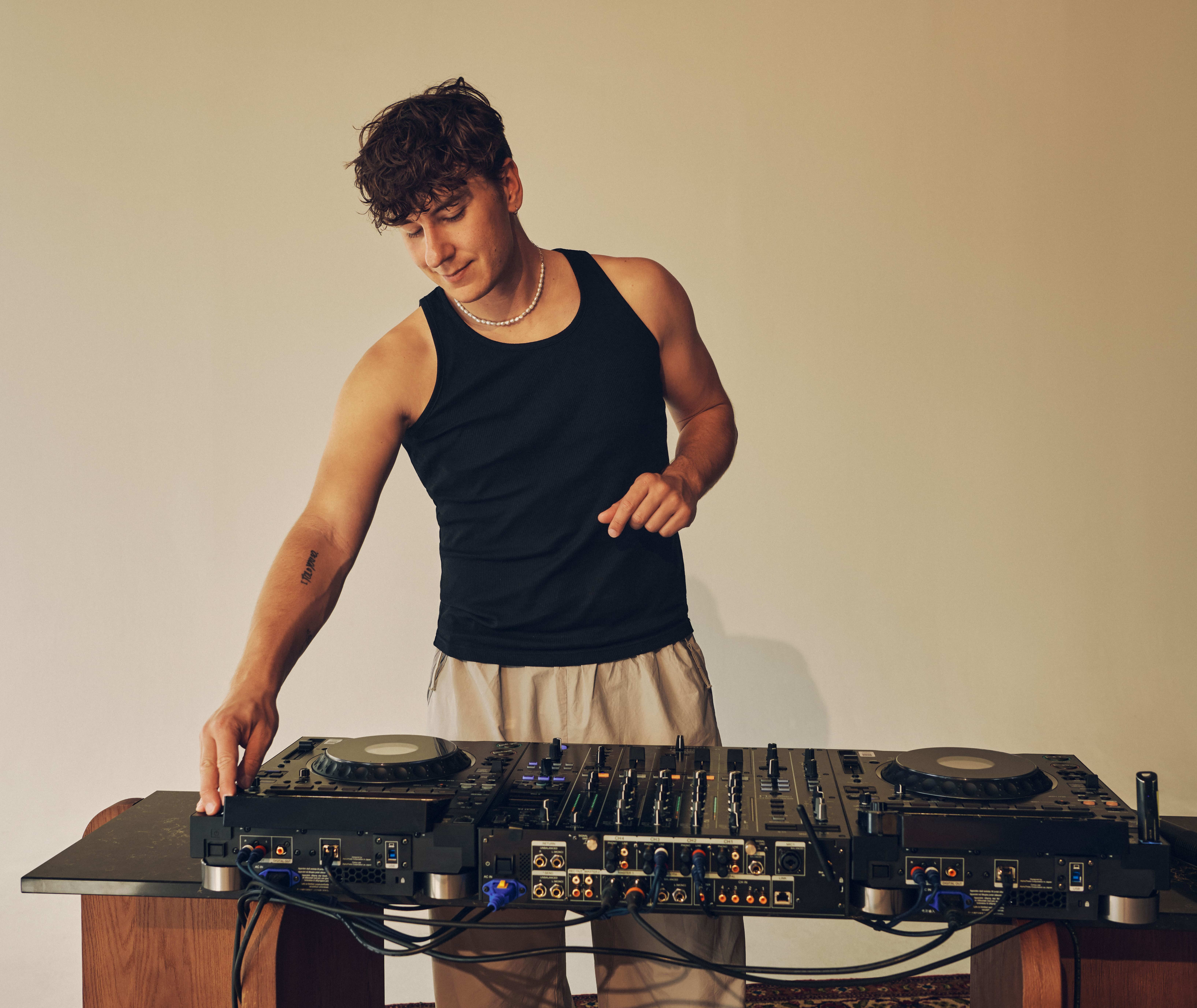 HOSTS WITH THE MOSTS: AIRBNB TEAMS WITH LOLLA