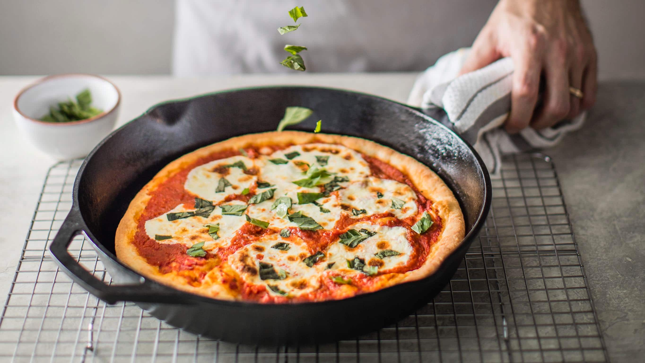 how to cook a pizza in a skillet