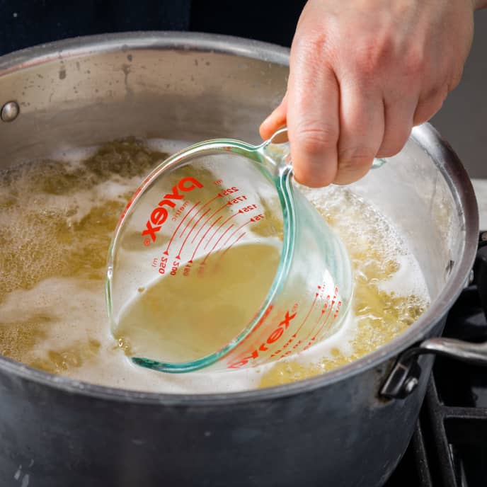 how to boil pasta how much water