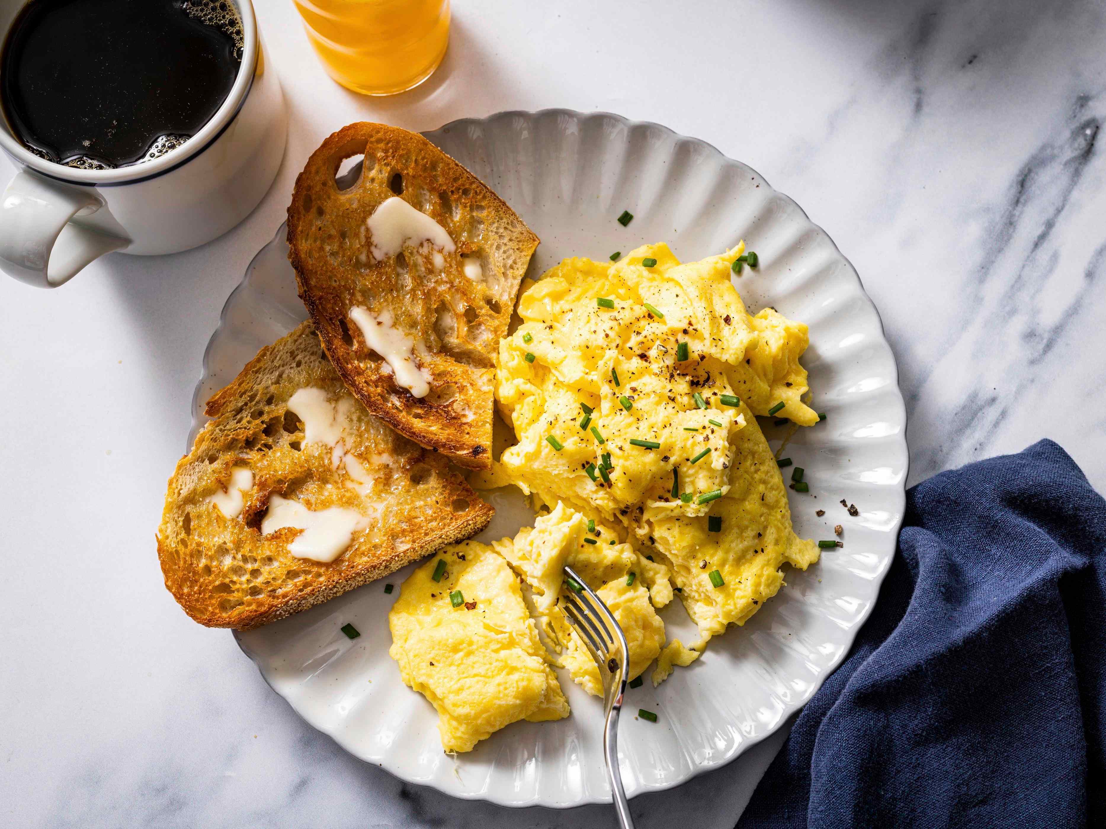 scrambled eggs breakfast