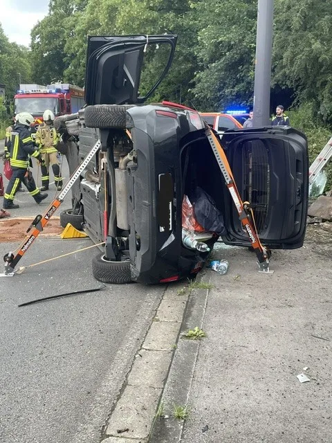 Mettmann – Auto kippt nach Unfall auf die Seite