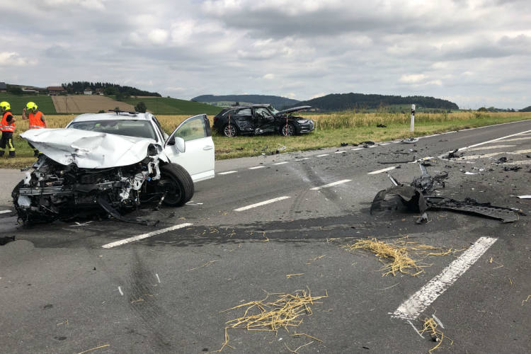 Gunzwil LU - Fünf verletzte Personen bei Kollision zwischen zwei Autos Gunzwil LU - Fünf verletzte Personen bei Kollision zwischen zwei Autos