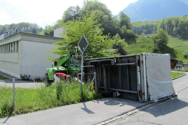 Schwanden GL - Anhänger kippt zur Seite