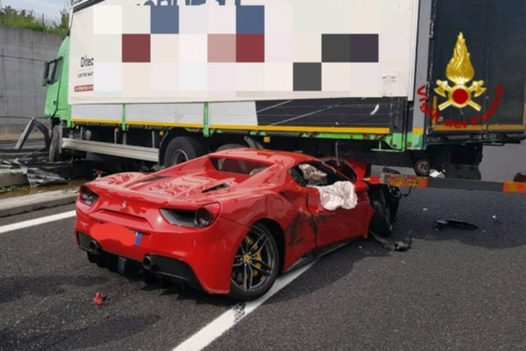Spektakulärer Unfall mit einem Ferrari 488
