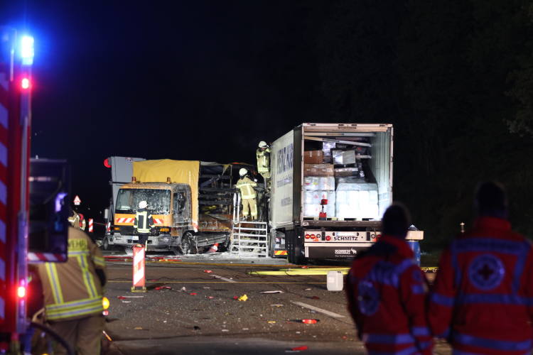 Neustadt A3 - Nach Unfall geht LKW in Flammen auf