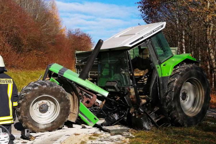 Heftiger Crash in Eigeltingen - Traktor bei Unfall mit Kleinlastwagen auseinandergerissen