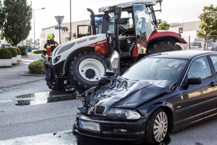 Perg - Heftiger Crash zwischen BMW und Traktor