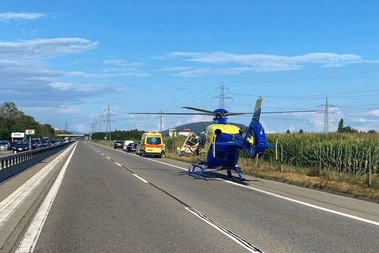 A1 Oberbuchsiten SO – Rettungshelikopter im Einsatz nach Auffahrunfall zwischen zwei Autos
