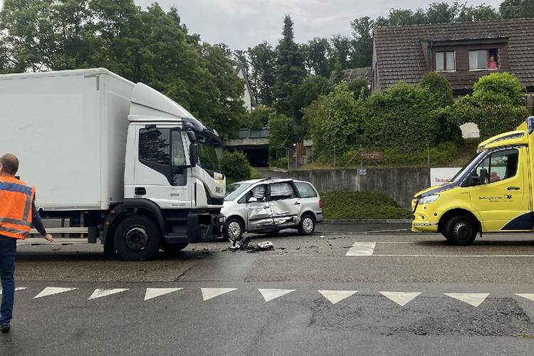 Therwil BL - Heftige Kollision zwischen Auto und Lastwagen Therwil BL - Heftige Kollision zwischen Auto und Lastwagen