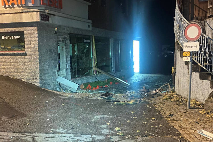 Val d’Illiez VS – Unbekannte sprengen Geldautomat in der Nacht und fliehen Val d’Illiez VS – Unbekannte sprengen Geldautomat in der Nacht und fliehen