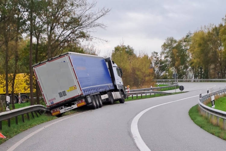 A27 Loxstedt – Autobahn nach LKW Unfall gesperrt