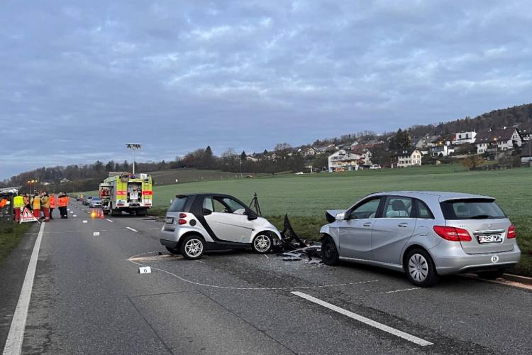 Buchs ZH - Zwei Schwerverletzte nach Frontalkollision